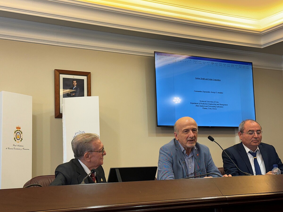 Ο Καθηγητής Κ. Ζοπουνίδης και ο Αν. Καθηγητής Γ. Ατσαλάκης στην ...